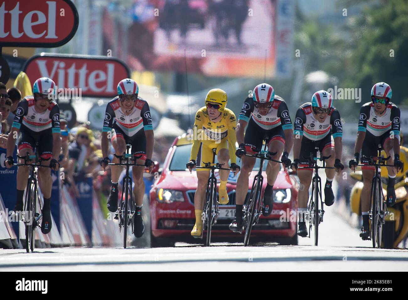 Team Leopard cross the finish line with Jan Bakelants in yellow Stock ...