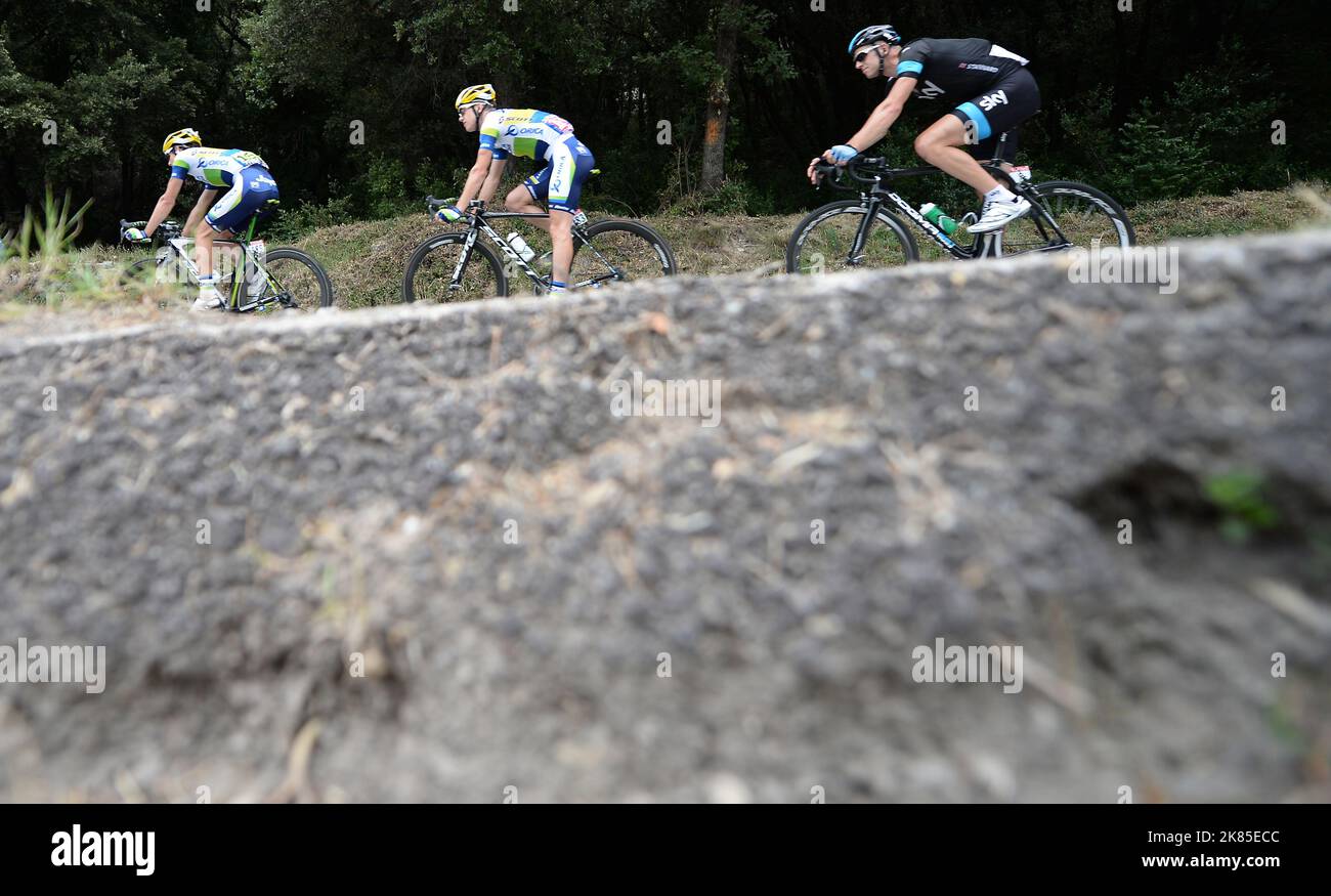 Simon Clark team Orica Greenedge and Ian Stannard ride through the ...