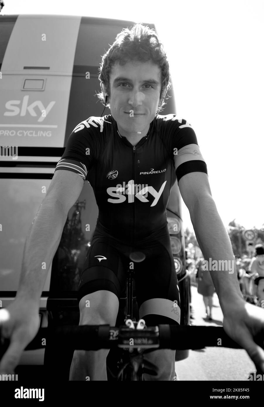 Geraint Thomas team Sky Procycling warms up outside his team bus Stock ...