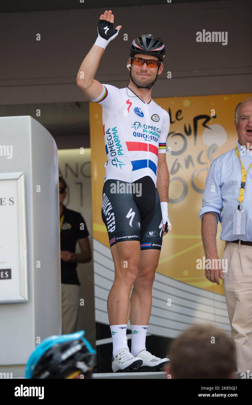 Mark Cavendish signs on before the start of the final stage of the ...