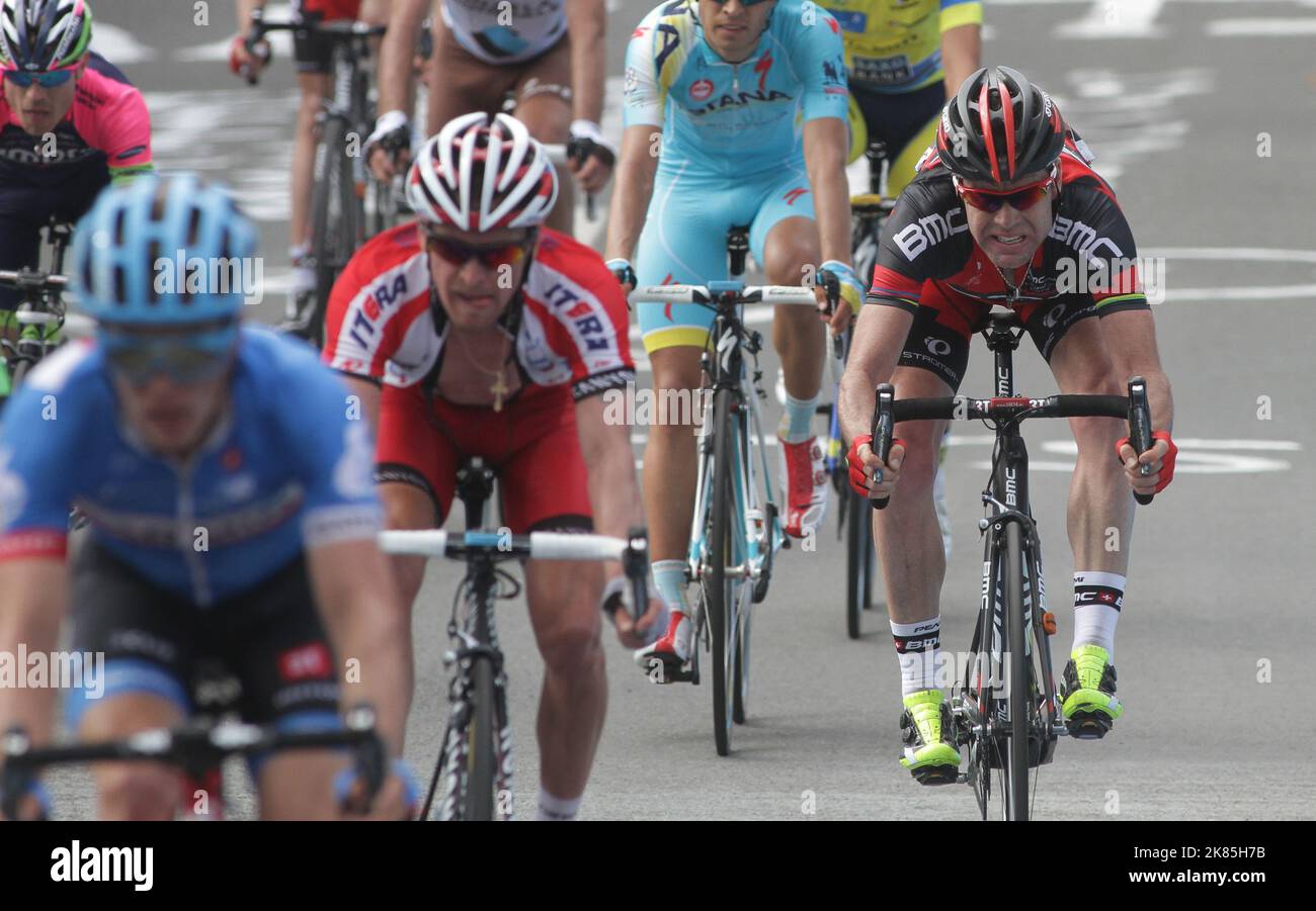 Cadel Evans former World Champion & Tour De France Winnercrosses the ...
