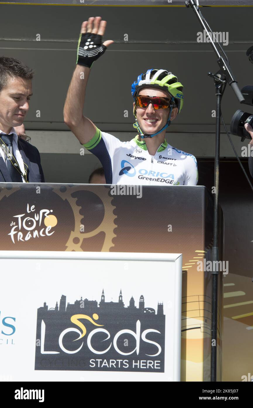 Simon Yates Orica GreenEdge signs on to the start of the race in Leeds ...