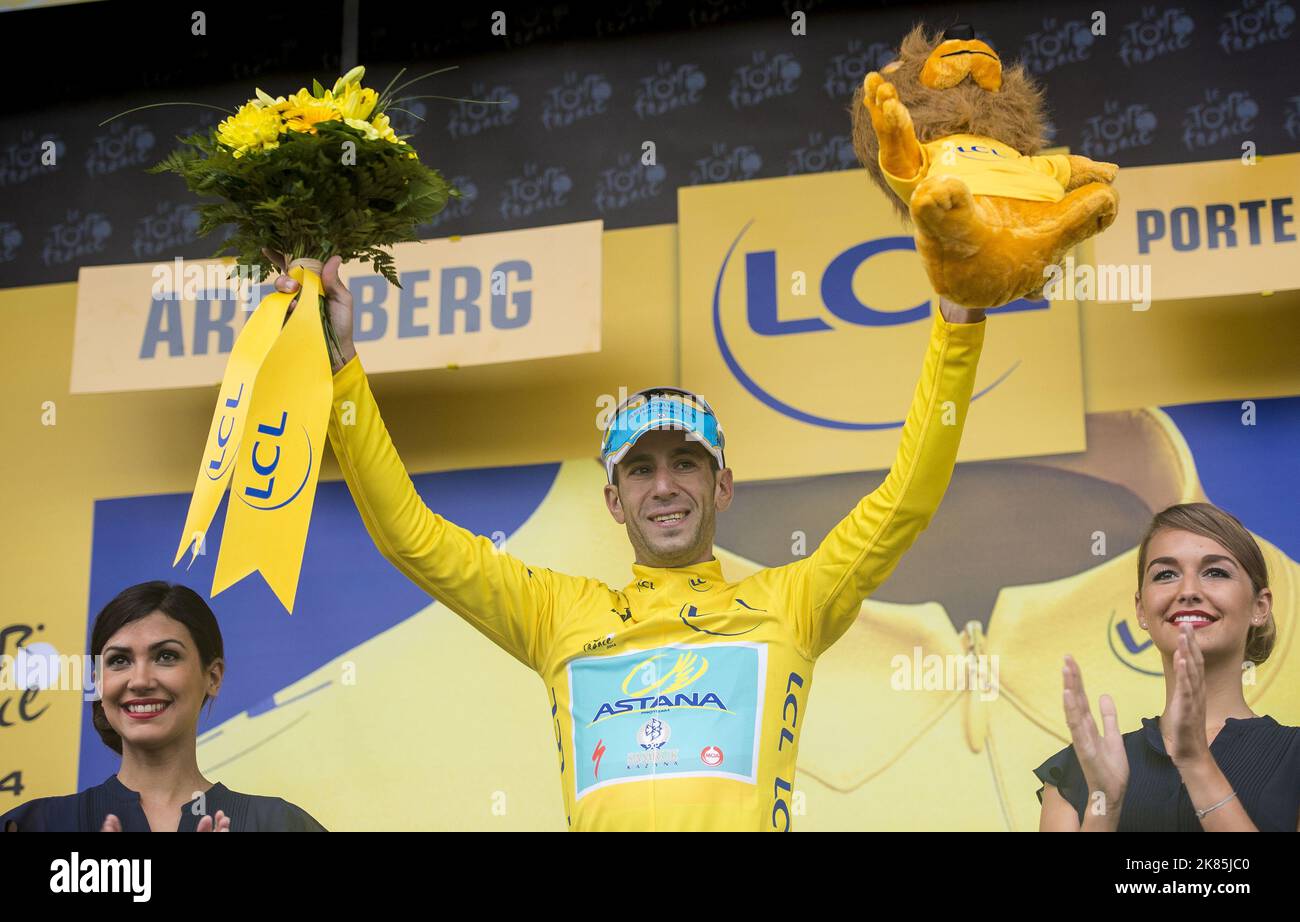 Vincenzo Nibali team Astana retains his leader's jersey on the podium ...