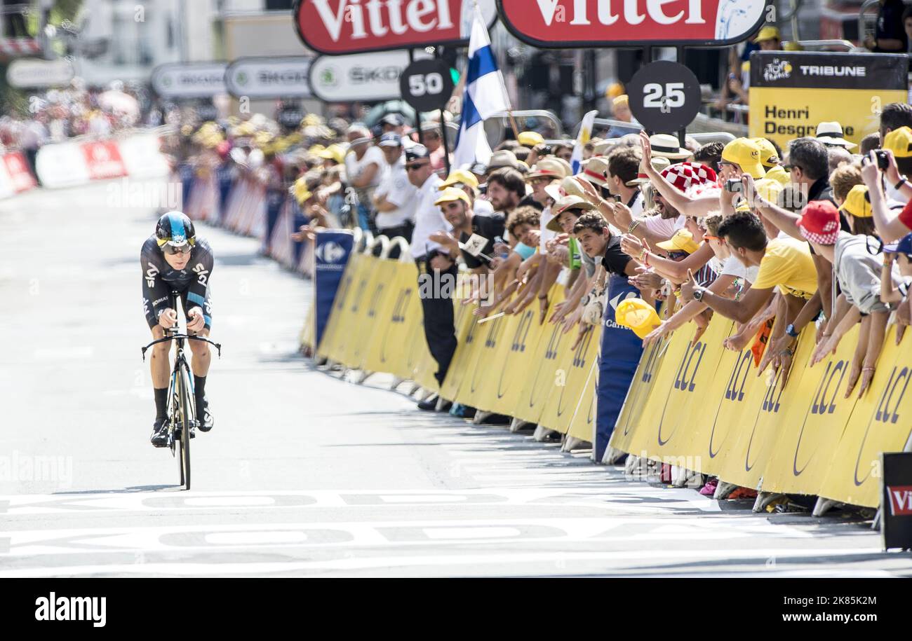 Geraint Thomas, Team Sky rides up to cross the finish line Stock Photo ...