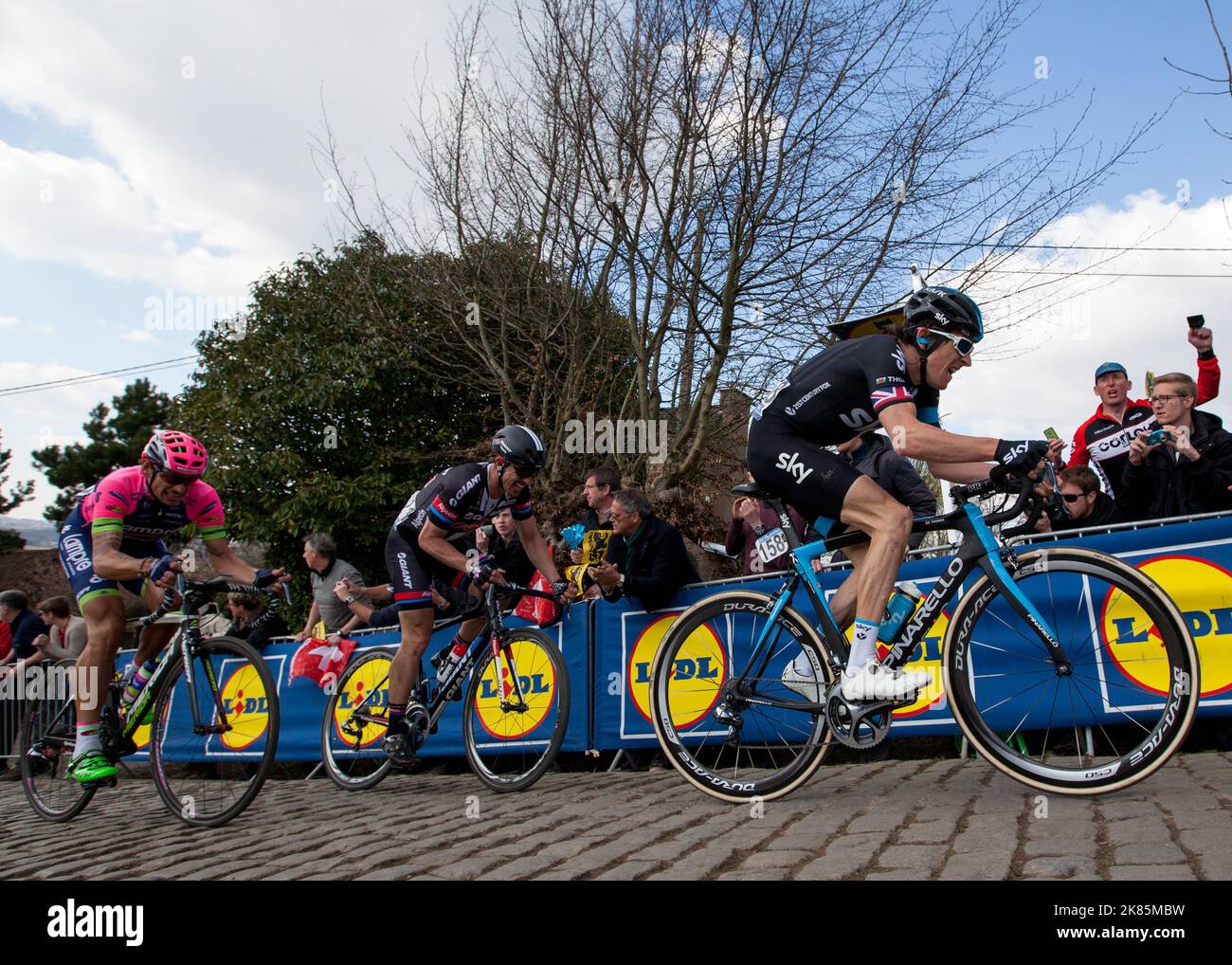 Team Sky's Geraint Thomas pushes hard up the paterberg as Pippo Pozzato ...