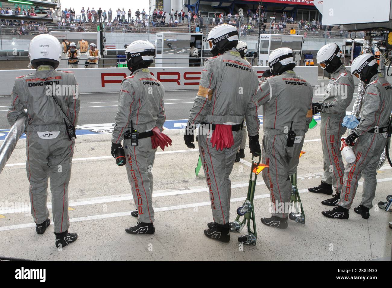 Porsche Mechanics prepare for pitstop with car #19 Le Mans 24 Hours Stock Photo - Alamy