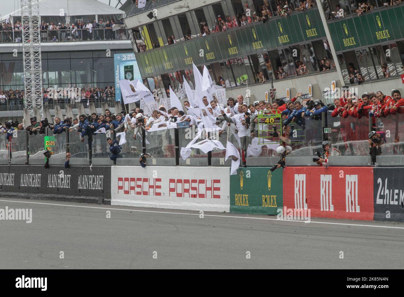 As is traditional at Le Mans, the mechanics of all teams line the pit ...