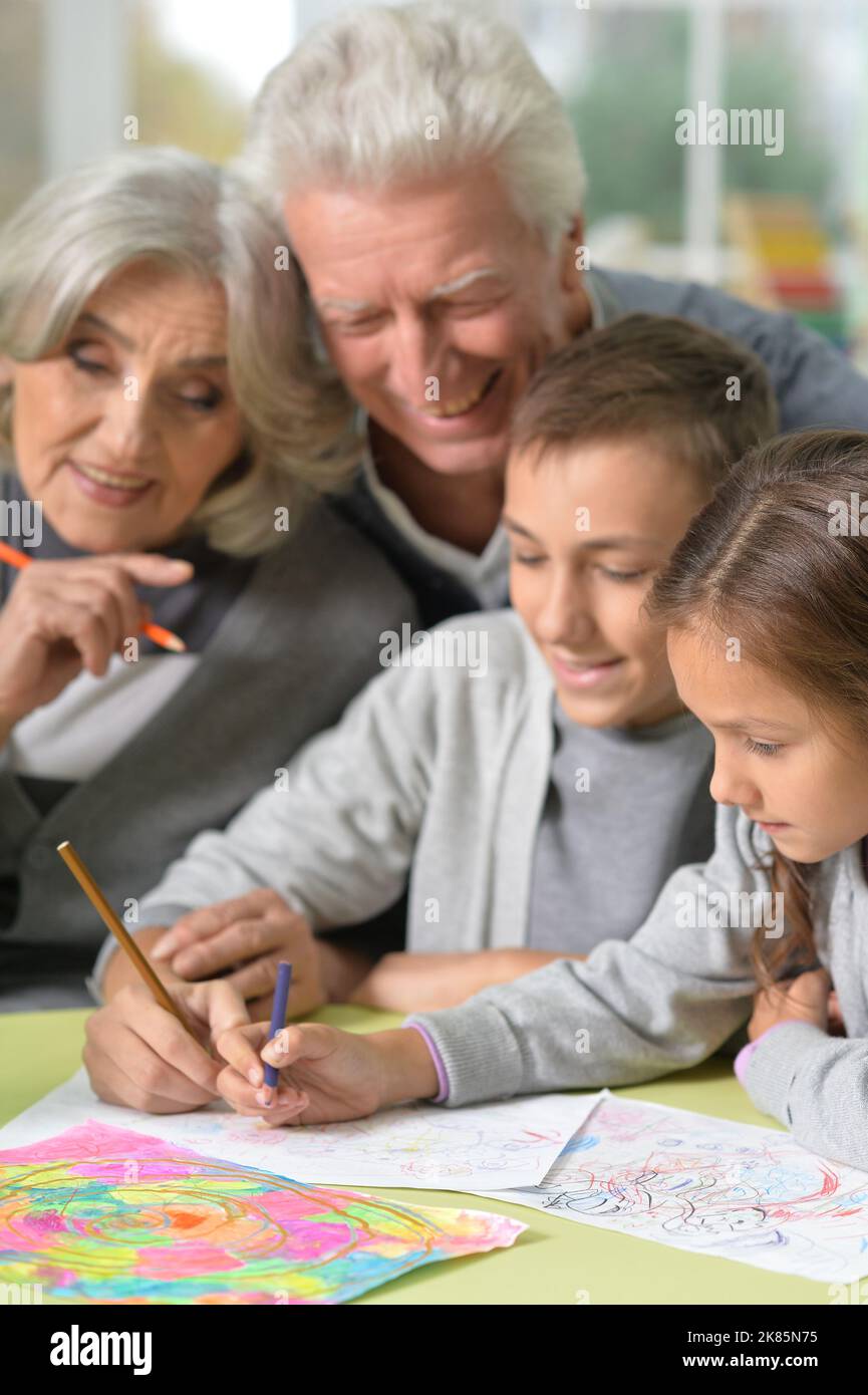 Grandparents grandchildren drawing hi-res stock photography and images ...