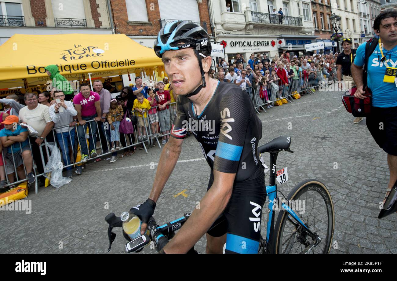 Geraint Thomas Team Sky arrives covered in dust after the race Stock ...