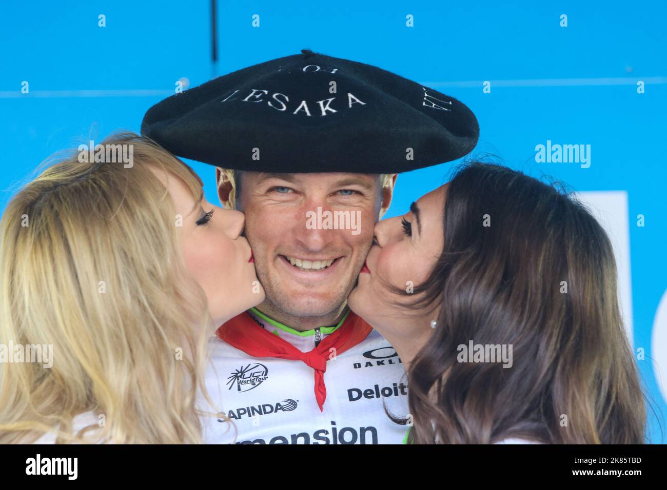 Steve Cummings celebrates the trophy for winning stage 3 for Gb ...