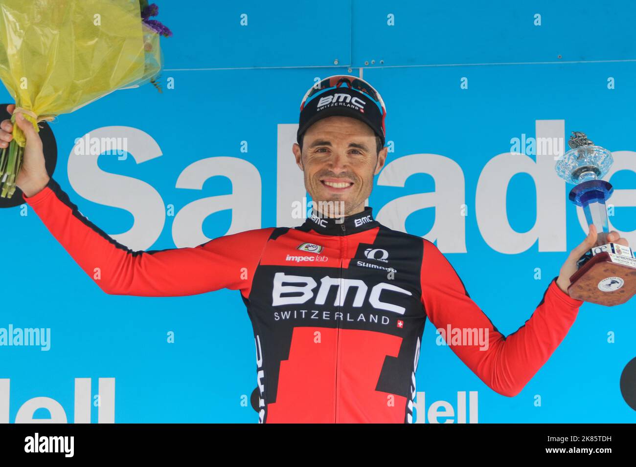 Samuel Sanchez of BMC celebrates his stage win on the podium Stock ...