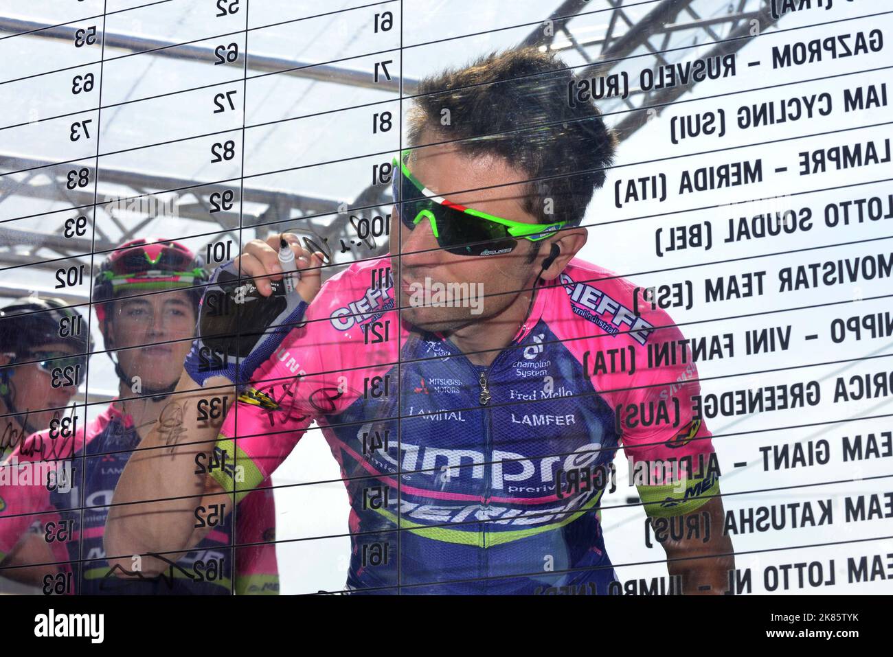 Giro d'Italia stage 11, Modena - Asolo km. 227 Diego Ulissi signs his ...