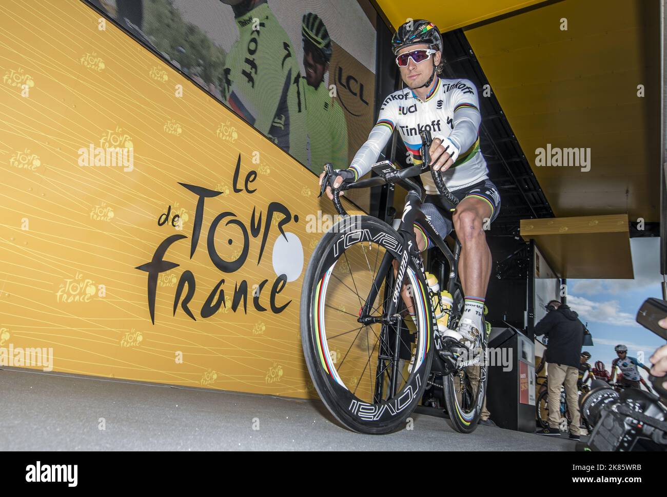 Peter Sagan team Tinkoff signs on to the start of the race Stock Photo ...