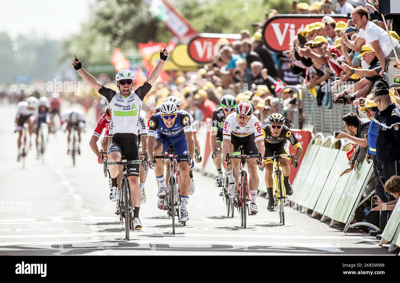 Mark Cavendish wins the first stage of the Tour de France in Utah Beach ...