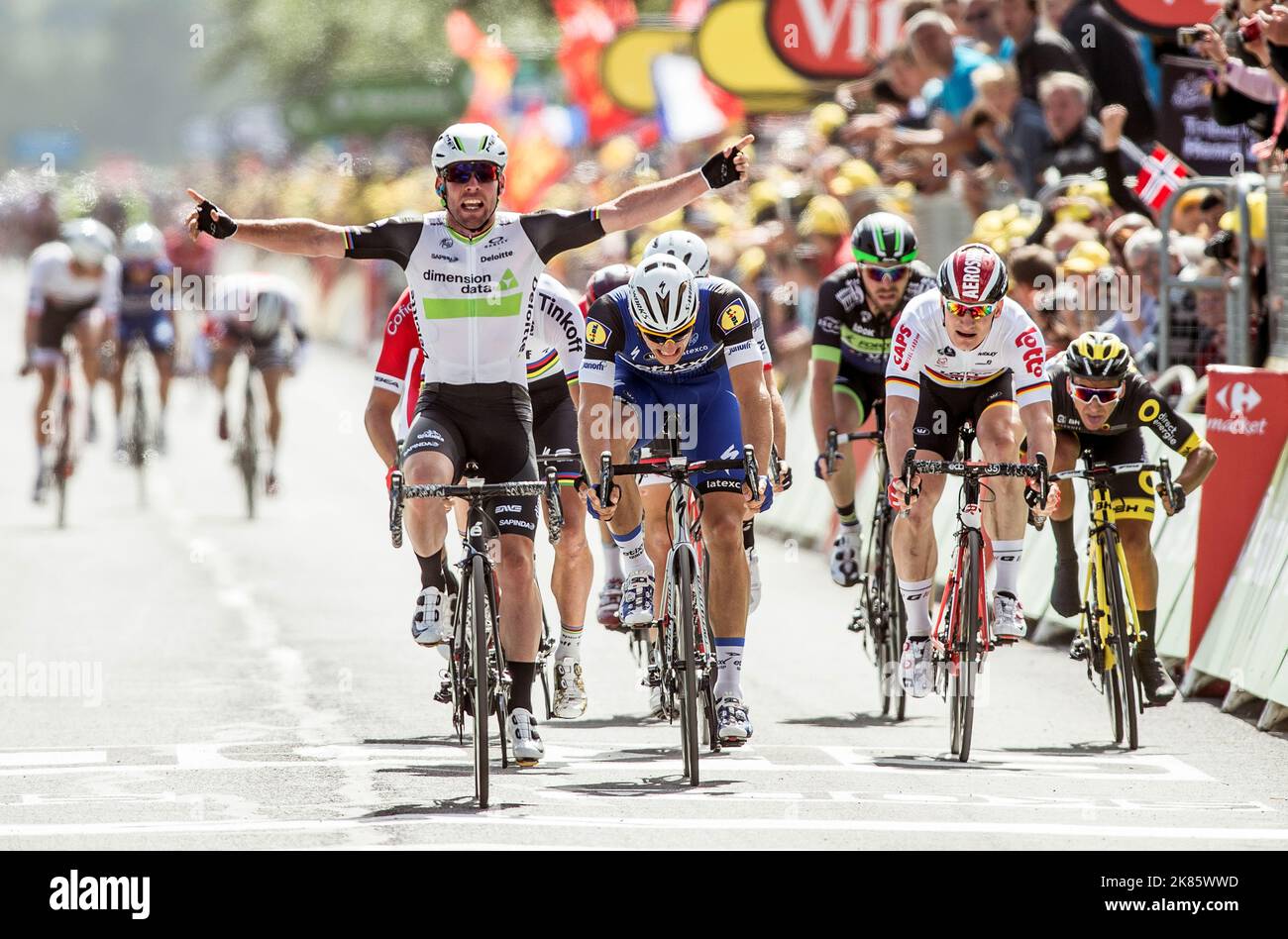 Mark Cavendish wins the first stage of the Tour de France in Utah Beach ...