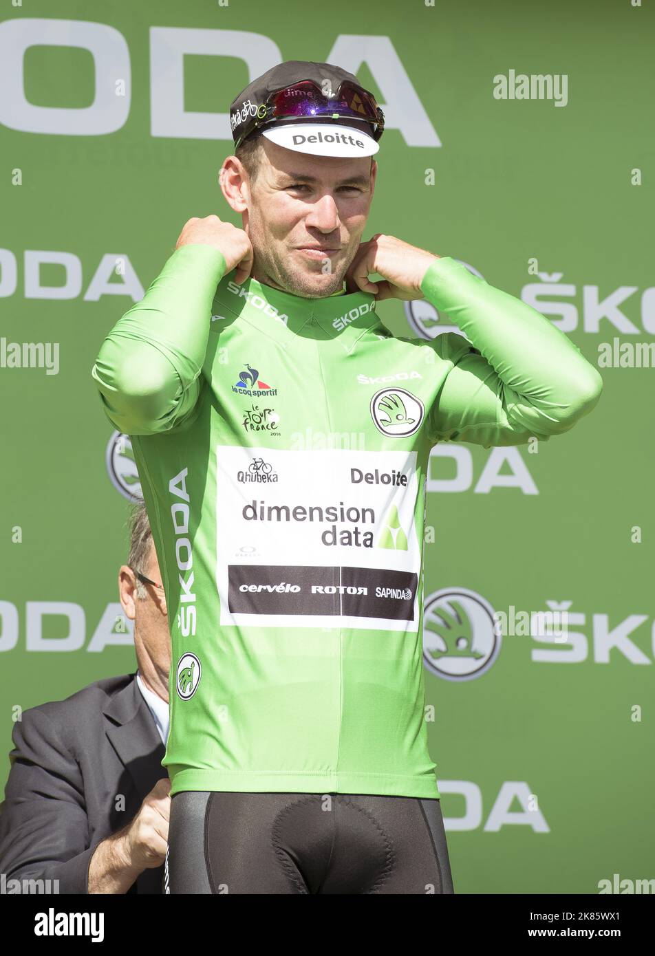 Mark Cavendish wins the first stage of the Tour de France in Utah Beach ...