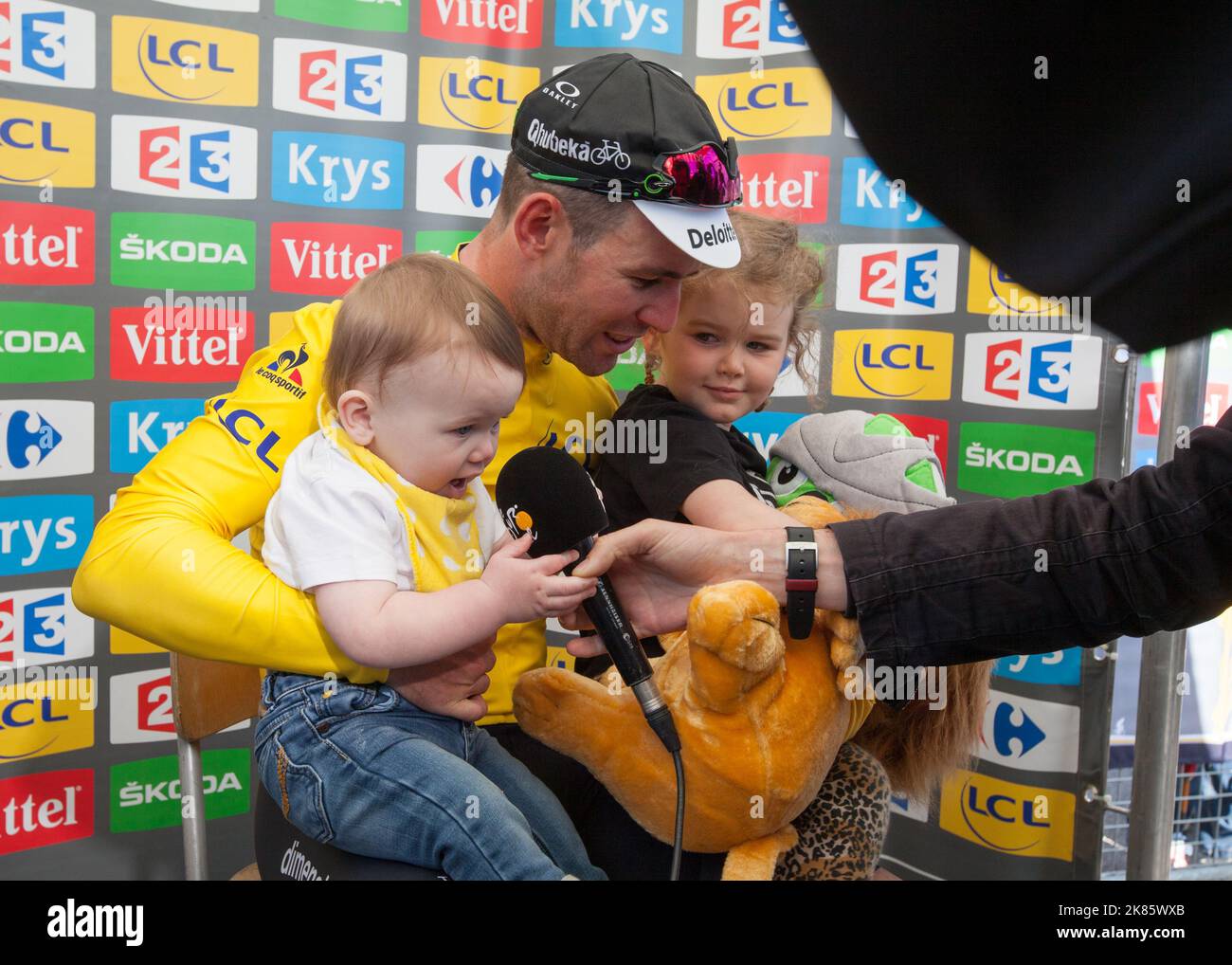 Mark Cavendish (DImension Data) gets interviewed for french television ...