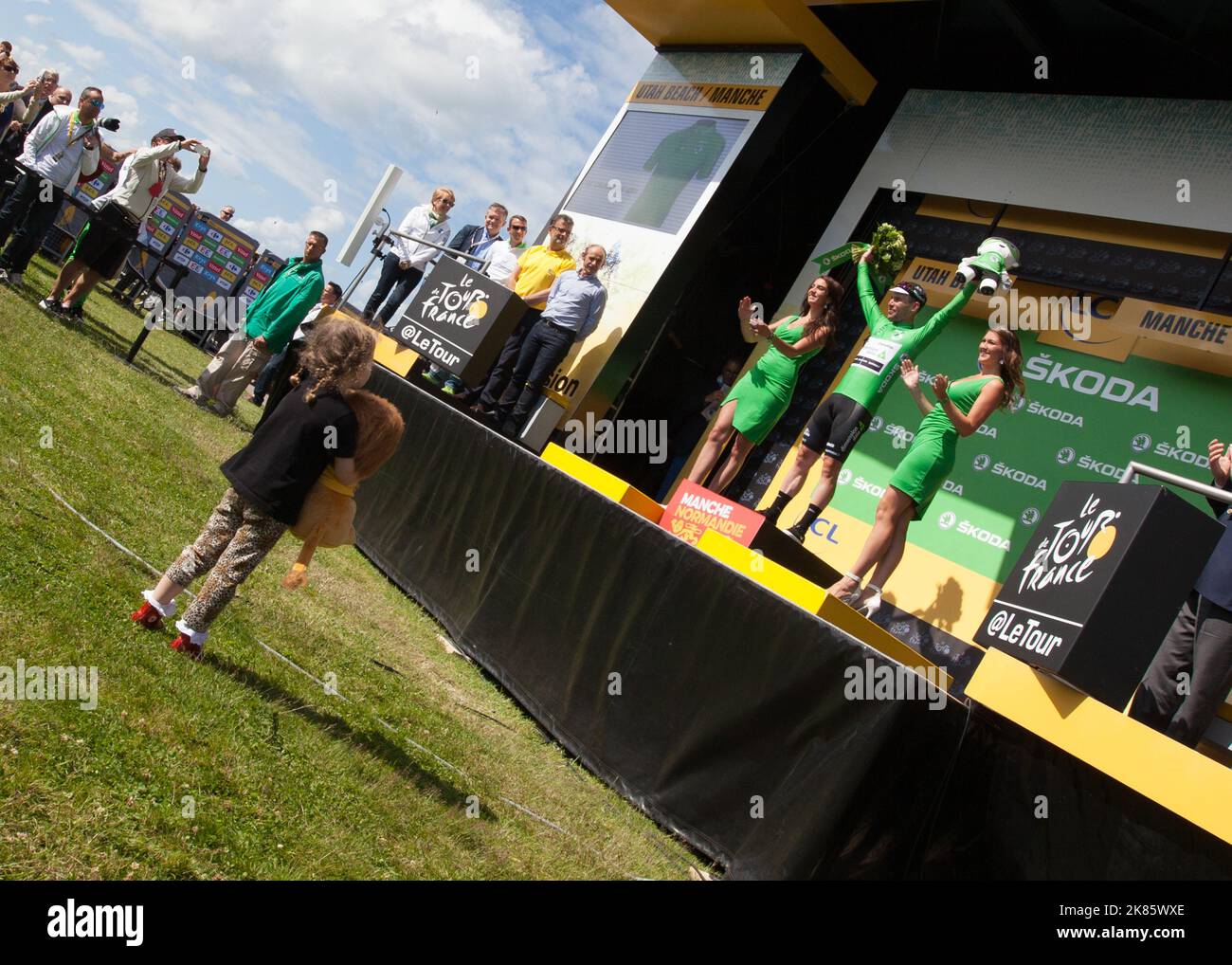 Mark Cavendish (DImension Data) greets the crowd in the first green ...