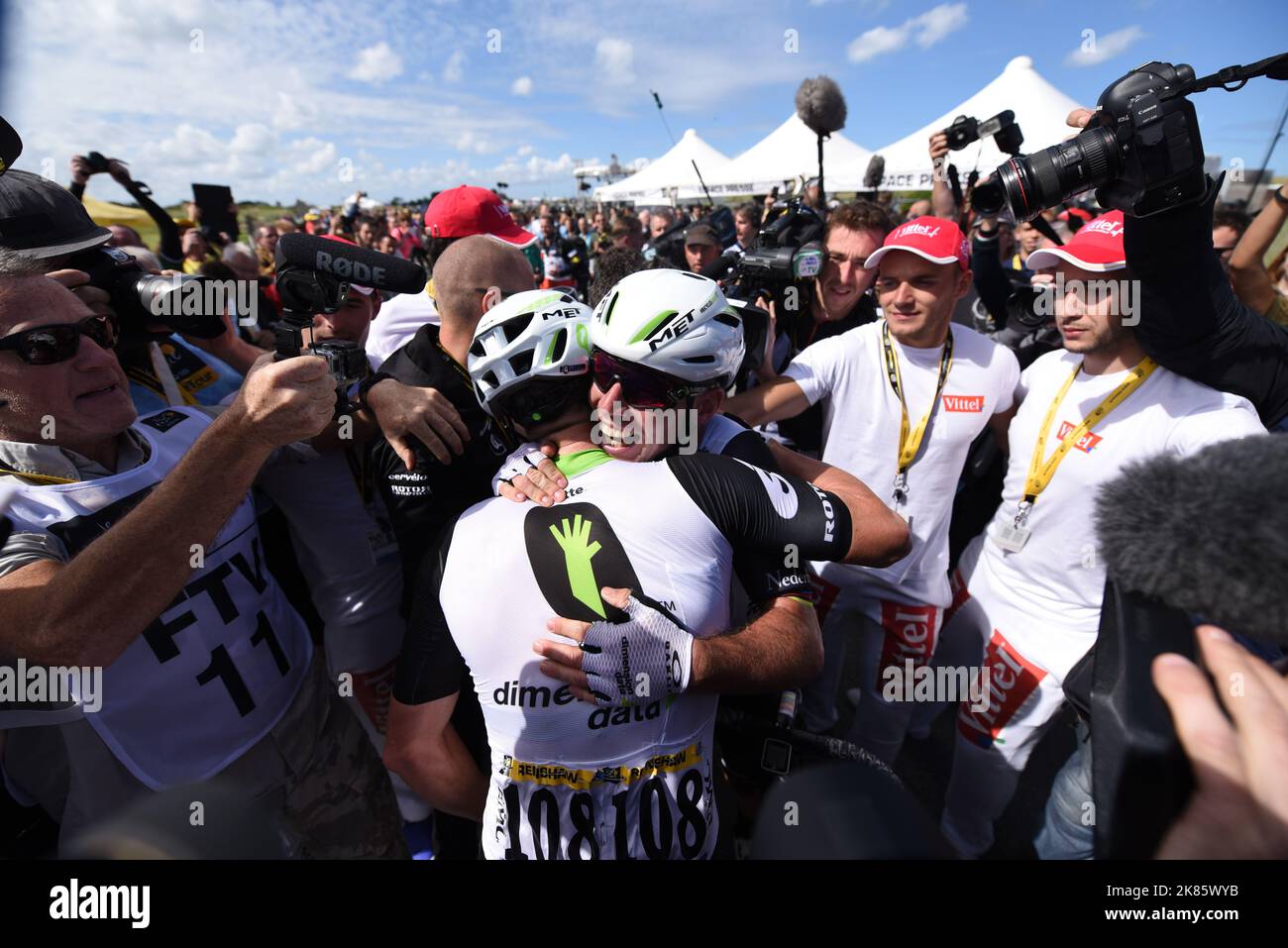 Mark Cavendish and Matt Renshaw celebrate after the finish Stock Photo ...