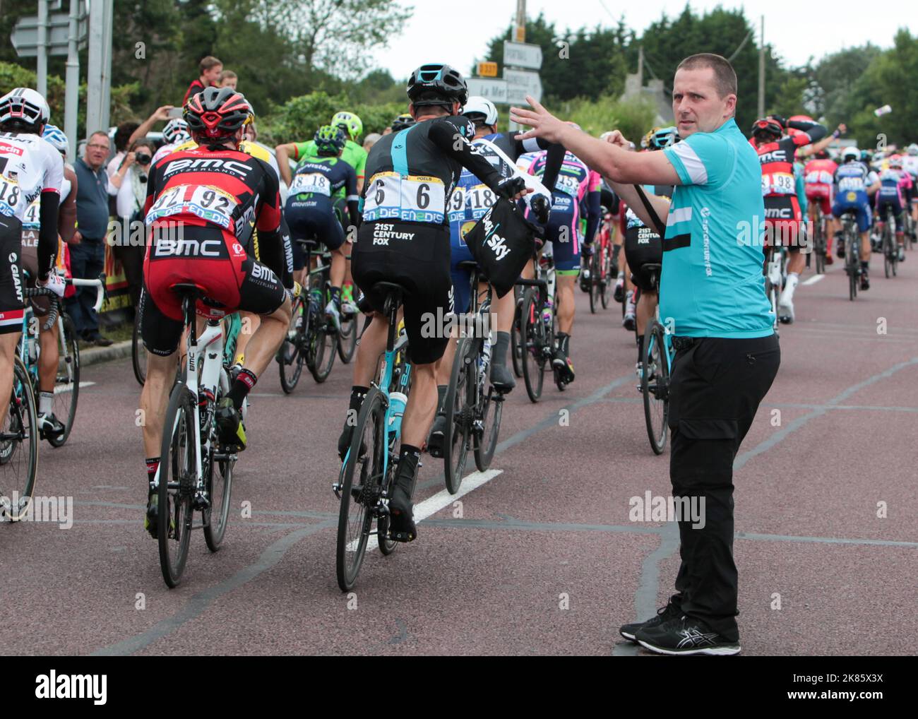 Wout Poels (team sky procycling) takes his musette from the soigneur in ...