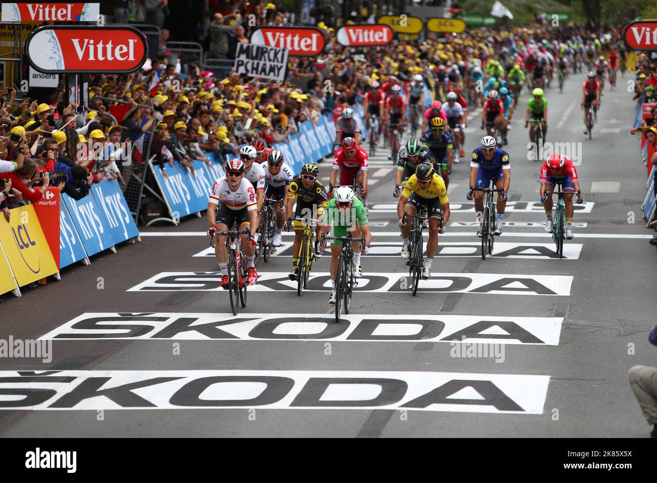 Mark Cavendish (Dimension Data) and Andre Greipel (Lotto soudal) dive ...
