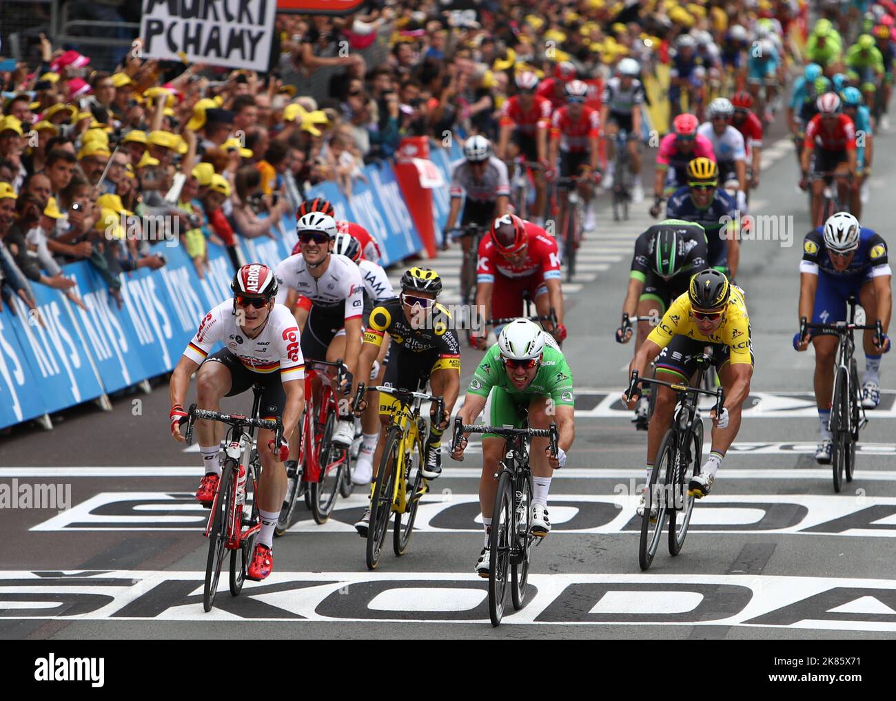 Mark Cavendish (Dimension Data) and Andre Greipel (Lotto soudal) dive ...