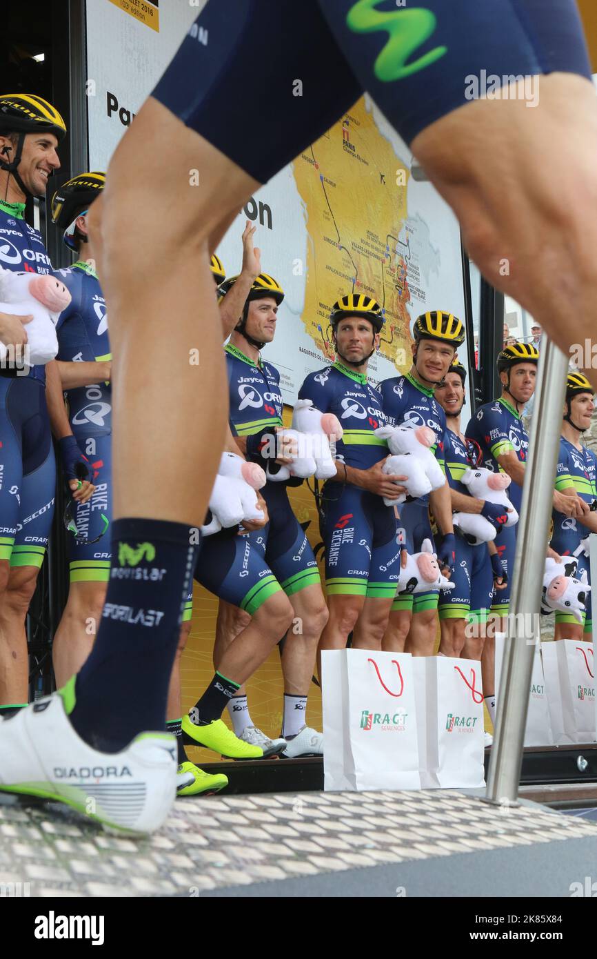 Orica team award while Movistar rider signs on Stock Photo - Alamy