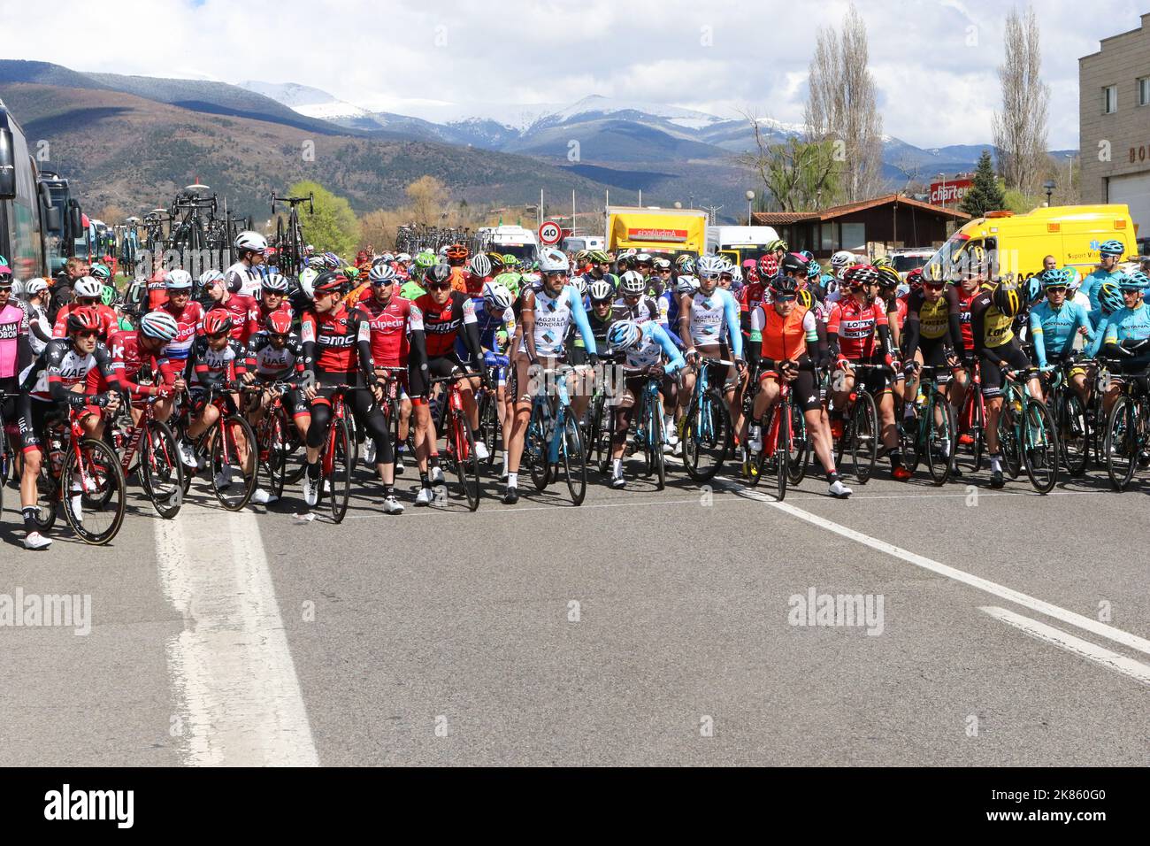 At the starting line cycle hi-res stock photography and images - Alamy