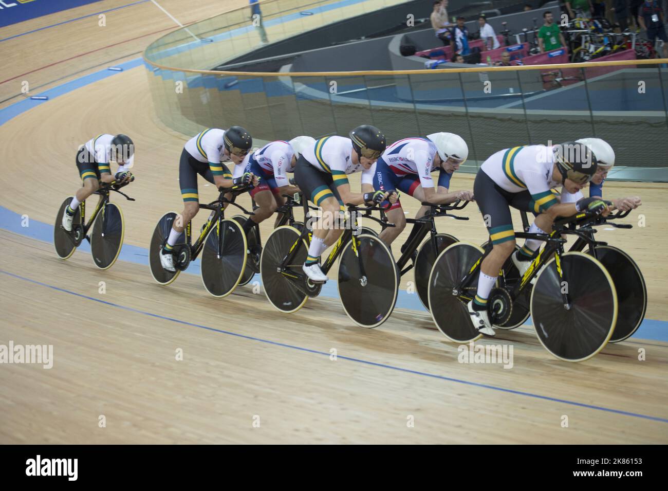 Australian Men pass British Men's team pursuit during qualifying Stock ...