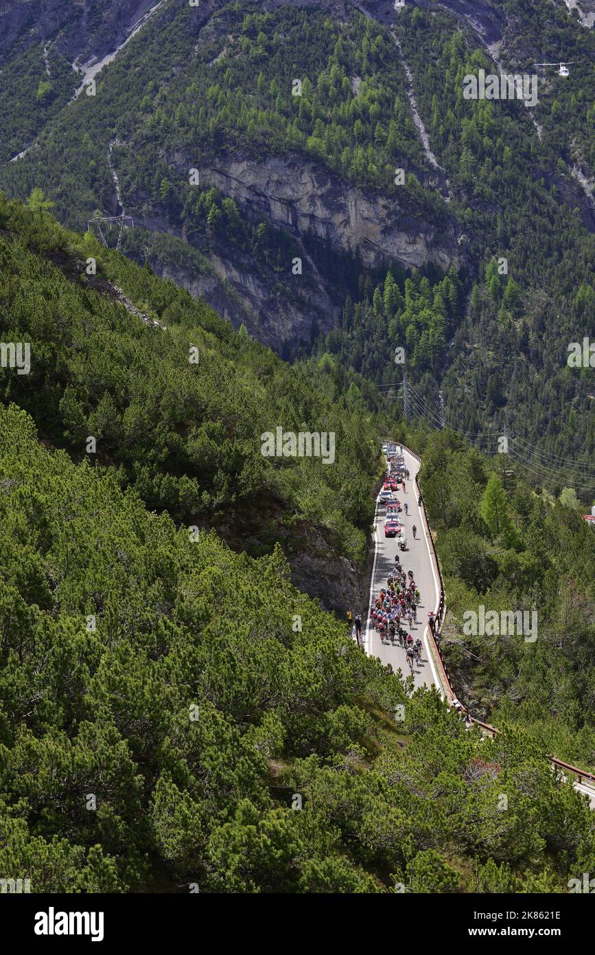 General view of the peloton on the Passo dello Stelvio climb Stock ...