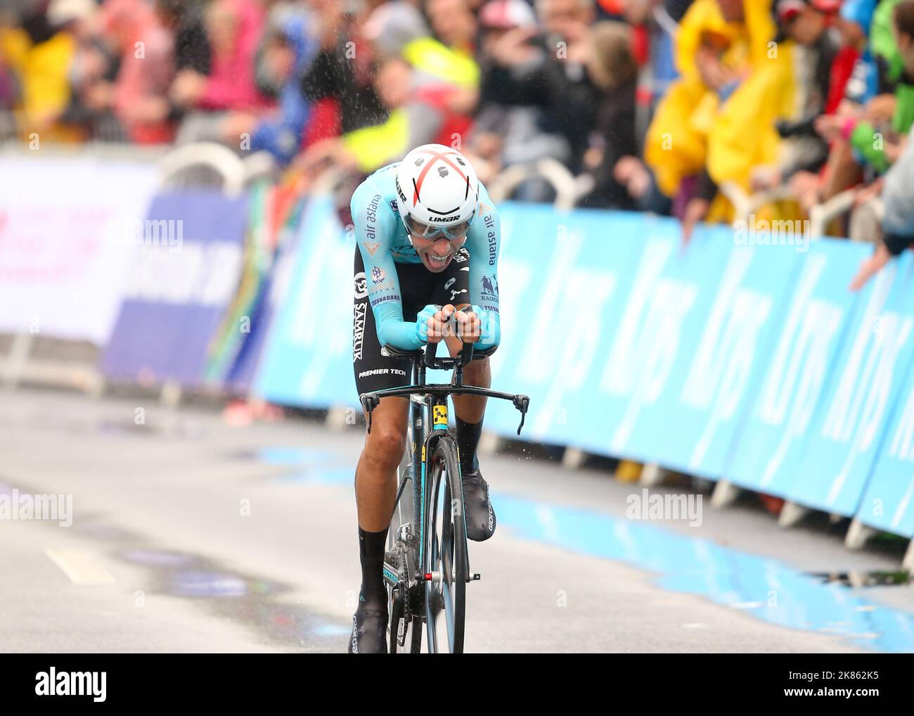 Italian Fabio Aru (Astana) pushes all the way to the line on the flat ...