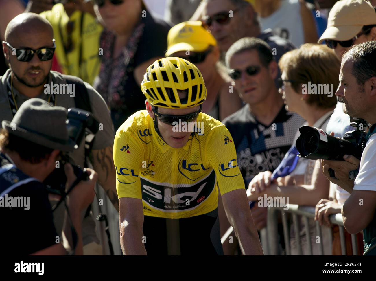 Great Britain's Chris Froome retains his overall lead, crossing the ...