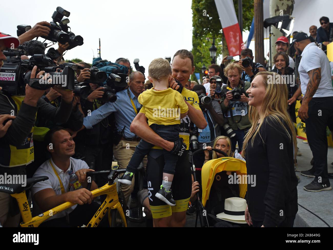 Team Sky's Chris Froome celebrates with his son Kellan and wife ...