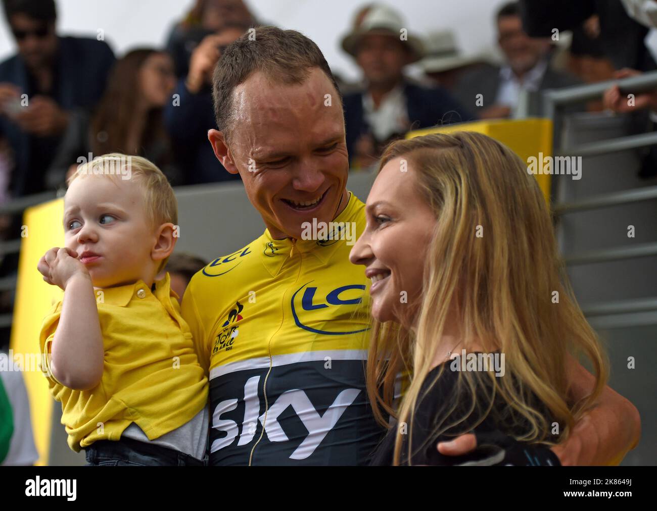 Team Sky's Chris Froome celebrates with his son Kellan and wife ...