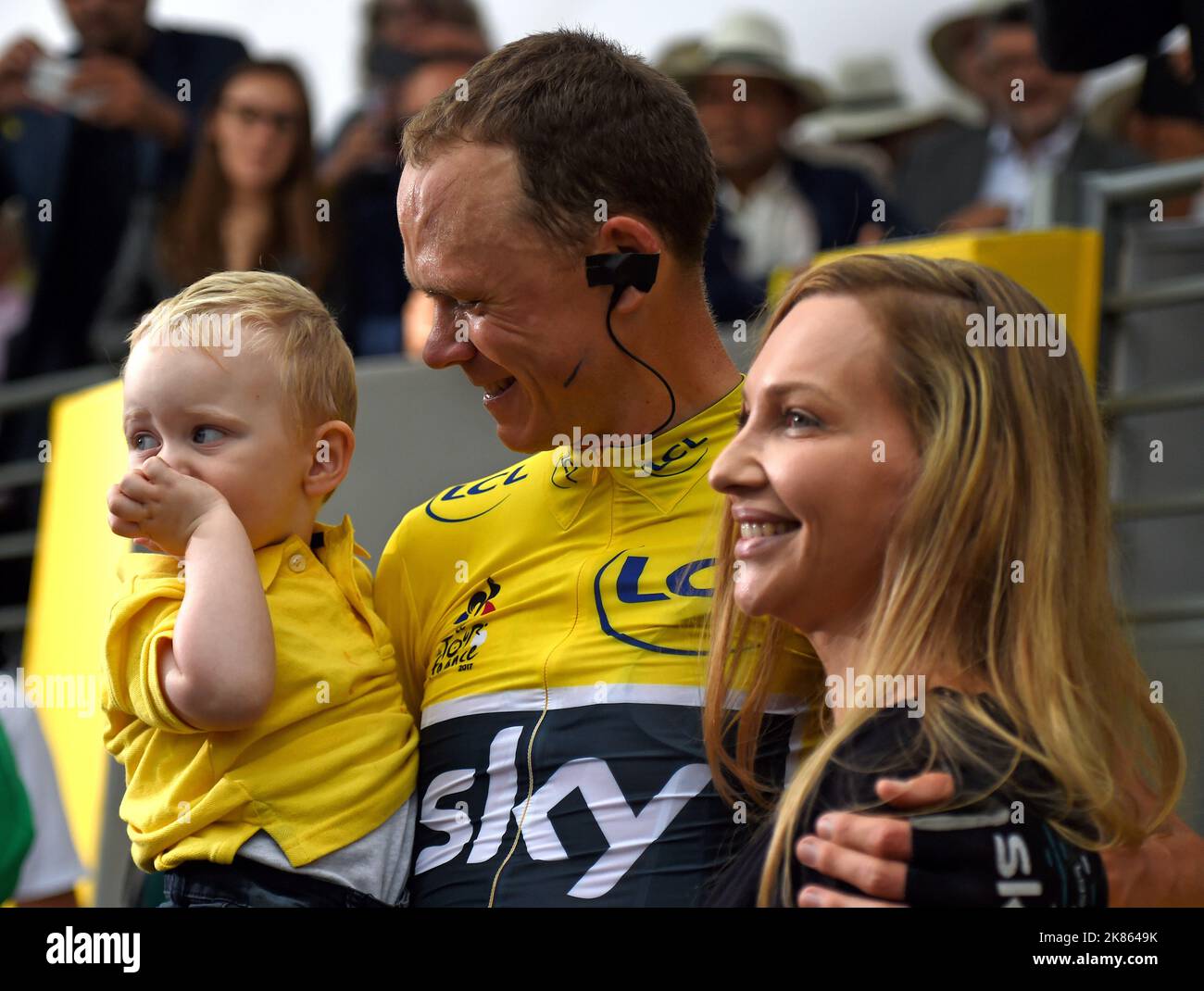 Team Sky's Chris Froome celebrates with his son Kellan and wife ...