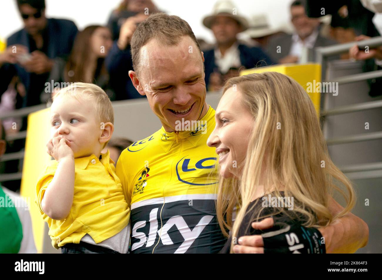 Team Sky's Chris Froome celebrates with his son Kellan and wife ...