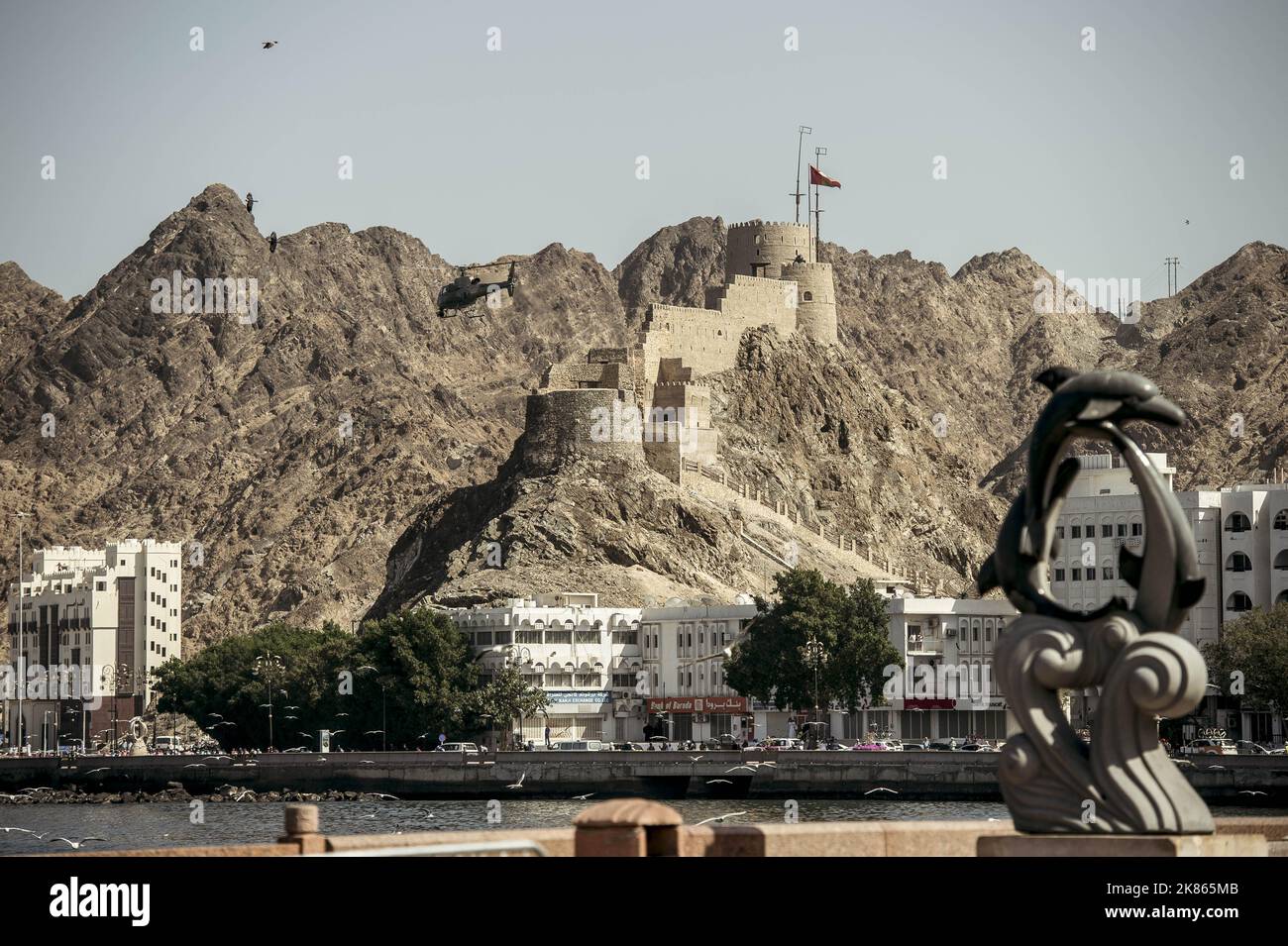 The race entres the final kms in Matrah Corniche in Stage 6 Tour of ...