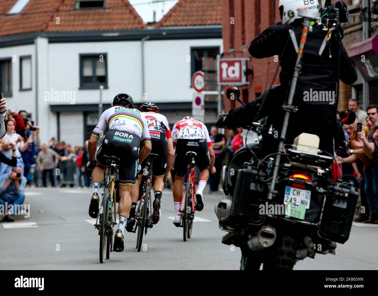 World Champion Peter Sagan (Bora Hansgrohe) on the back of the lead ...