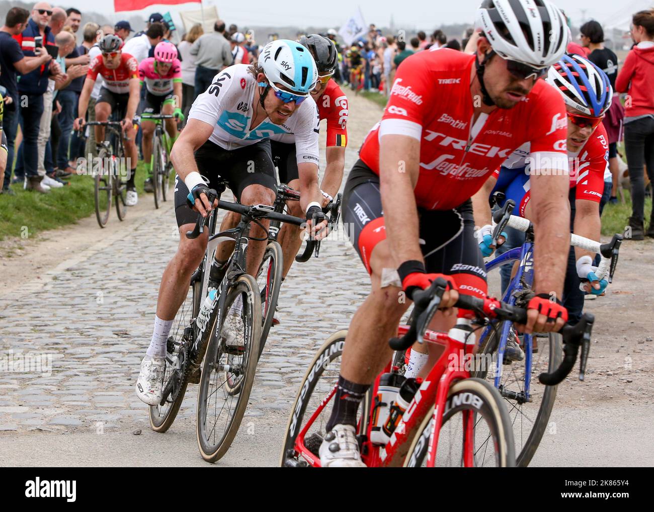Luke Rowe (team Sky) pusing hard as he exits the BersŽe PavŽ sector ...