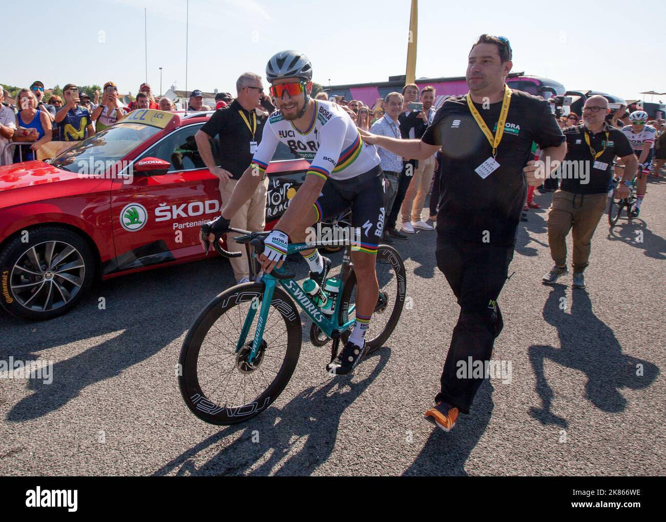 World Champion Peter Sagan (Bora Hansgrohe) rolls into the start ...