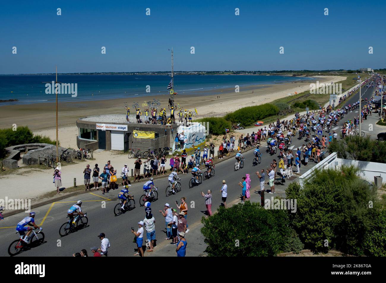 The peloton rides along the French coastline in Fort Ploque Stock Photo ...
