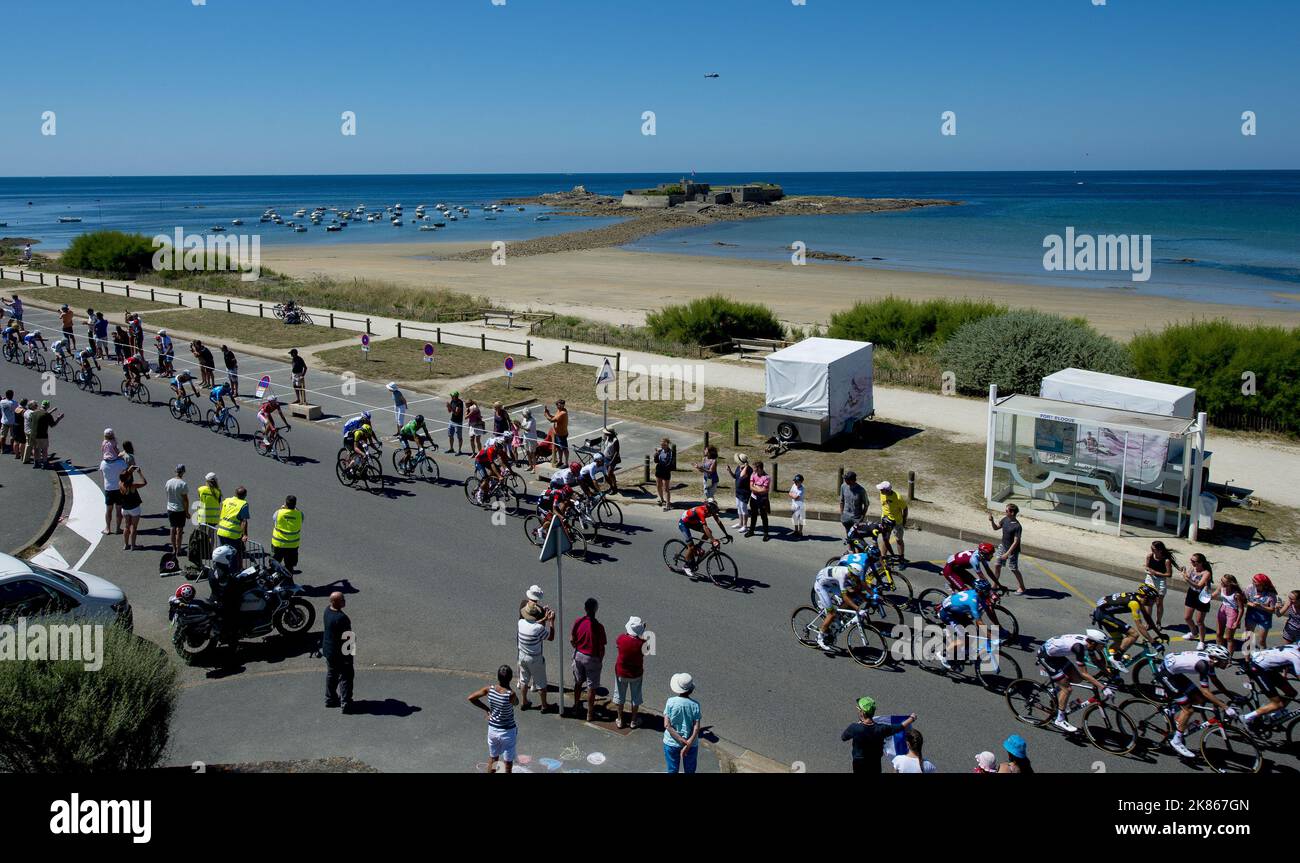 The peloton rides along the French coastline in Fort Ploque Stock Photo ...