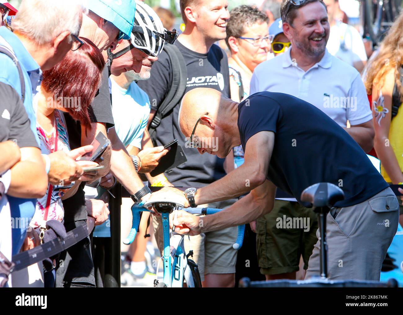 Sir Dave Brailsford signs a fans bike at the start in Dreux Stock Photo ...