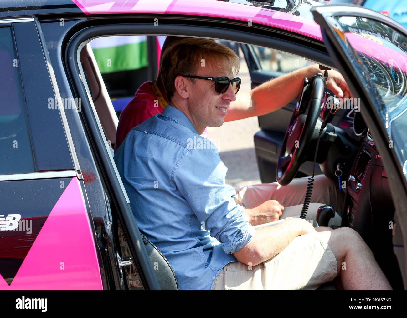 Ef Education First Drapac directeur sportive Charly Wegelius checks on ...