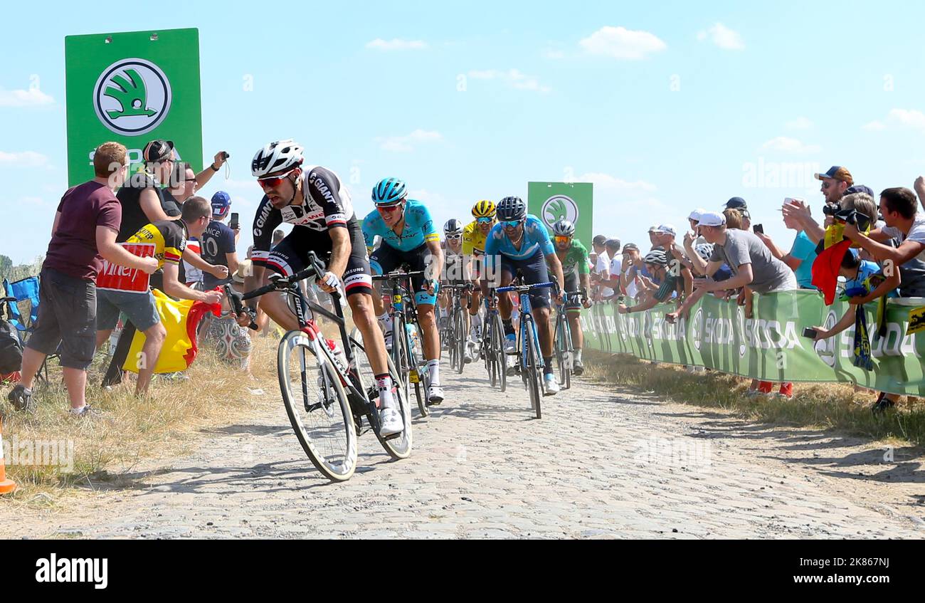 Tom Dumoulin (Sunweb) leads the main group chasing the 2 remaining ...