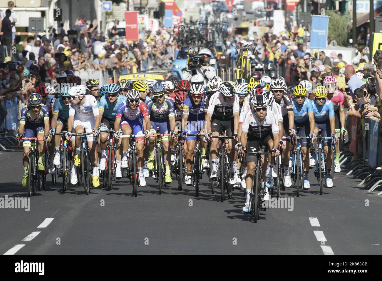 The Team Sky led main peloton crawl in together Stock Photo - Alamy