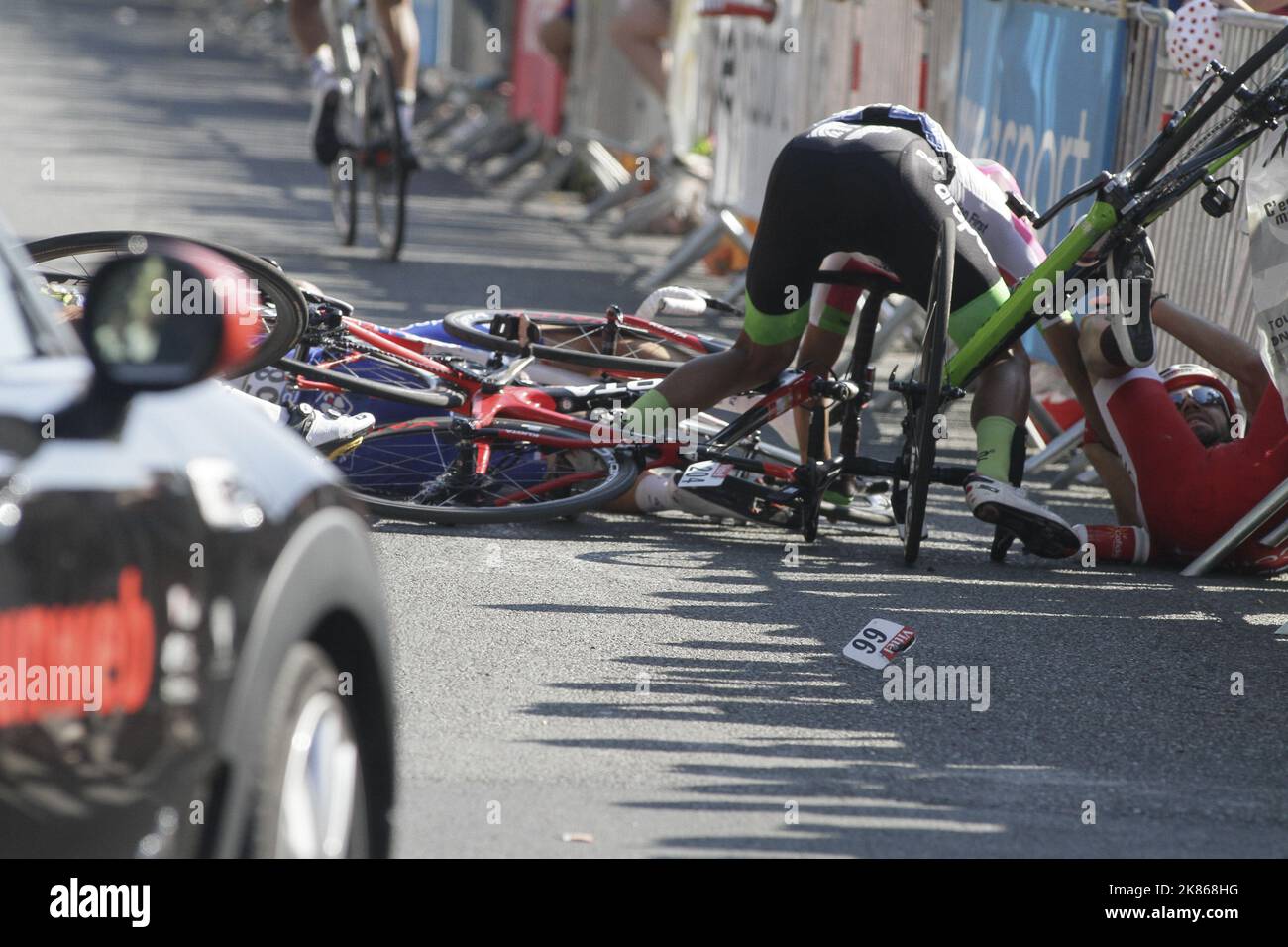 Serge Pauwels, Damien Howson, Arthur Vichot in a crash at 500m Stock ...