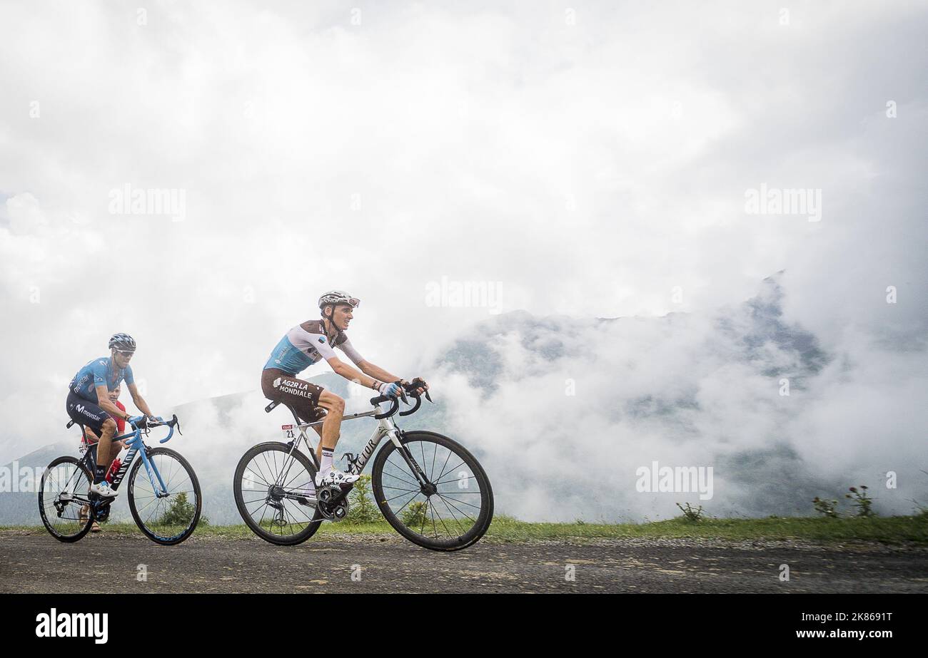 France's Romain Bardet and Alejandro Valverde climb the final kms of ...
