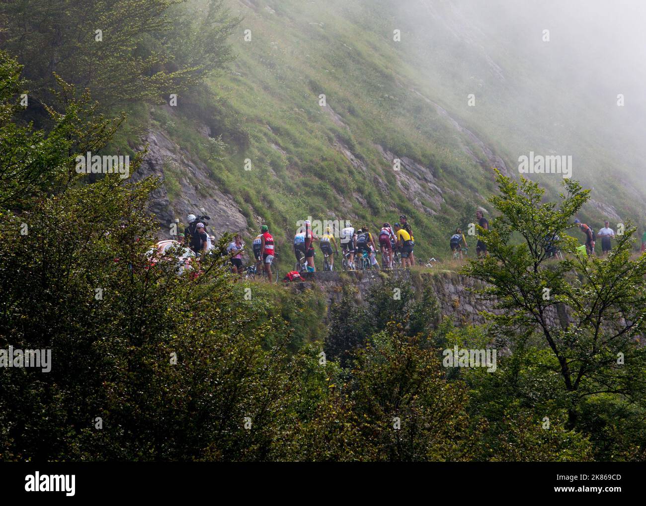 The yellow jersey group of race leader Geraint Thomas (team sky ...