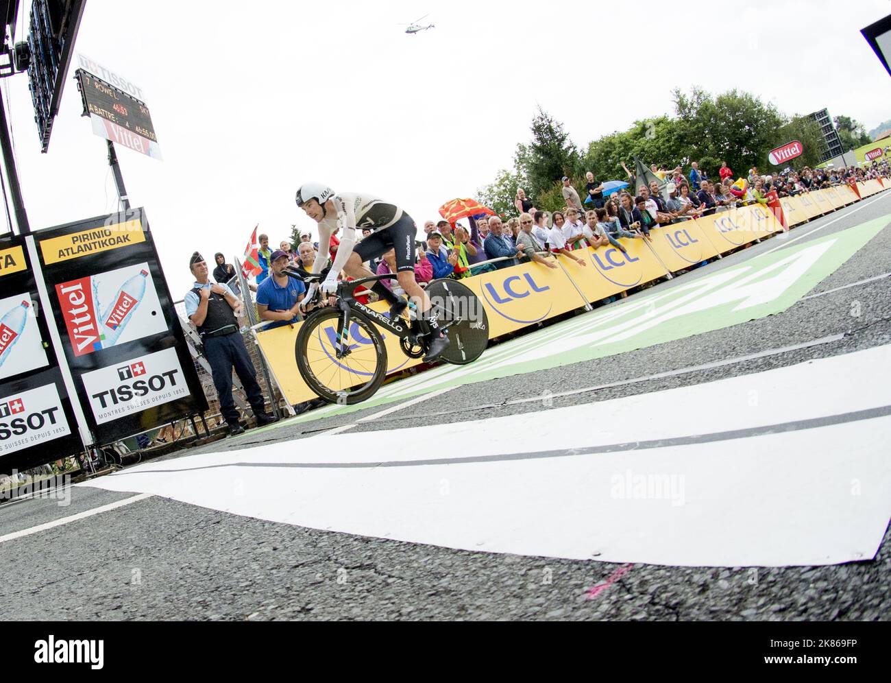 Team Sky's Luke Rowe crosses the finish line Stock Photo - Alamy